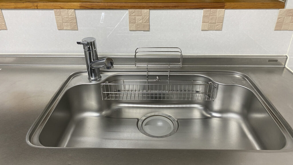 キッチンシンクの簡単な掃除の仕方。排水口までピカピカ仕上げ | 子育て育児のお役立ち情報サイト|ママのためのMaMarché